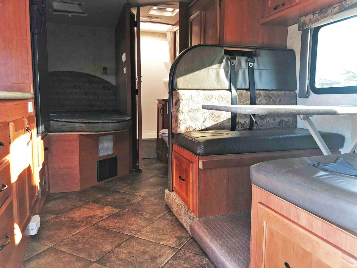 25′ Adventurer (Sleeps 4-6) - RV Rent Vancouver Island