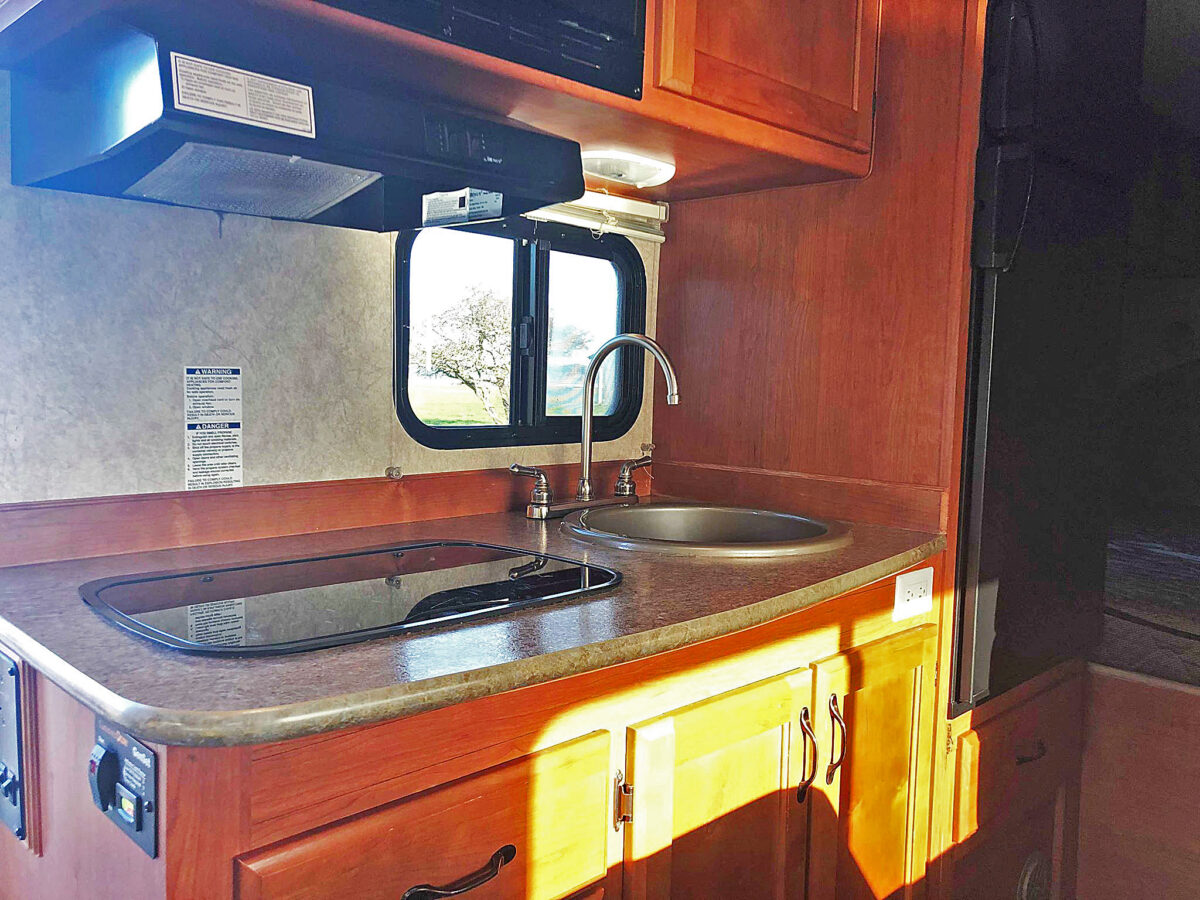 25′ Adventurer (Sleeps 4-6) - RV Rent Vancouver Island